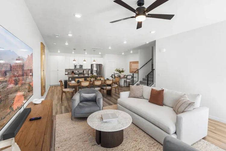 Brand New! Desert Cliff Sleeps 20 Guests! - Washington, UT
