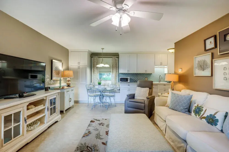 Canandaigua Lake Romantic Getaway W/ Boat Slip! - Bloomfield, NY