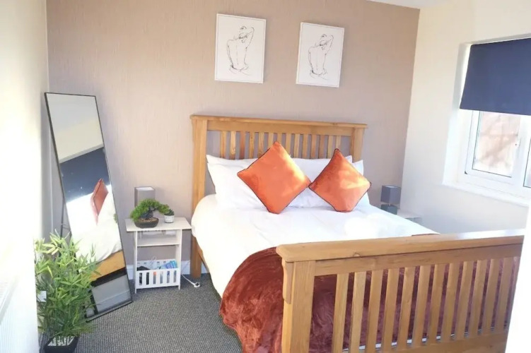 Nottingham - 5 Beds - Sleeps 11 - Garden - Parking - Nottingham