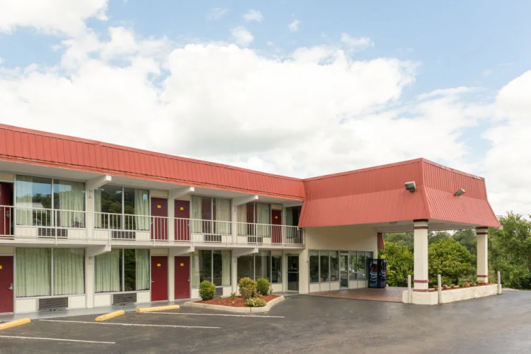 Super 8 By Wyndham Kingsport I 81 - Johnson City, TN