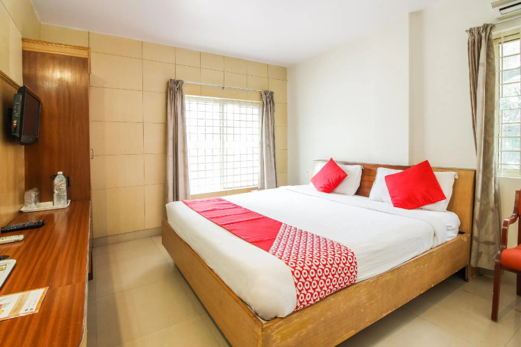 Oyo Flagship 75525 White Parrot - Mysore