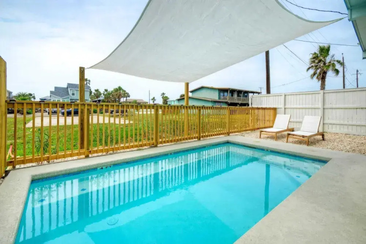 Sleeps 24 2 Homes, Walk To The Beach, Private Pools, Fire Pit, Modern Design - Port Aransas, TX