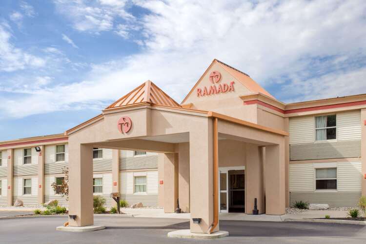 Ramada By Wyndham Angola/fremont Area - Fremont