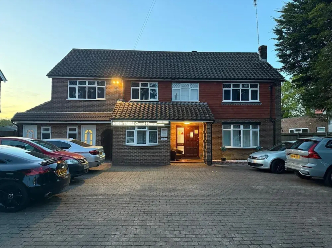 High Trees Gatwick Guest House - West Sussex