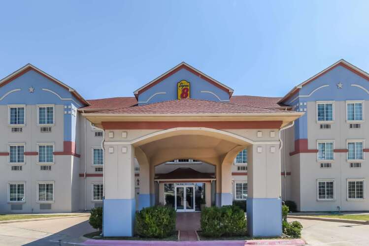 Super 8 By Wyndham Alvarado - Joshua, TX