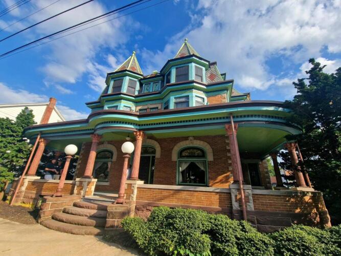 Vaast Bed & Breakfast - Morgantown, PA
