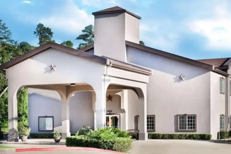 The Piney Woods Inn - Huntsville, TX