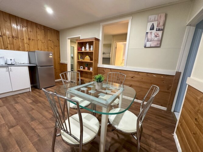 Cottage Charm With Nearby Shopping - Grafton