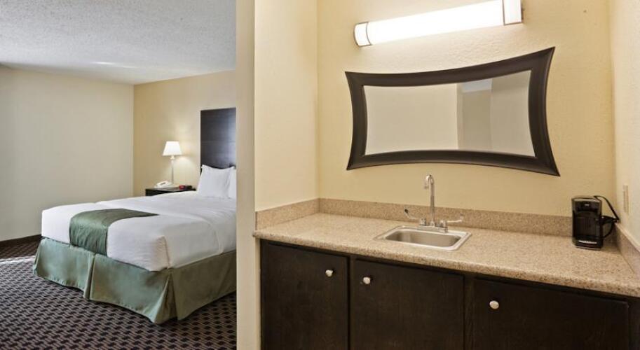 Holiday Inn Express Hotel & Suites Salina-i-70 - Salina, KS