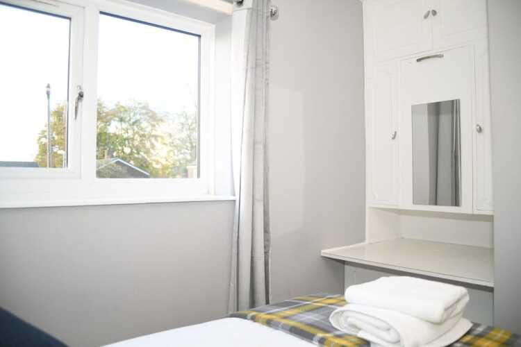2ndhomestays -Willenhall-charming 3-bedroom Home - Wolverhampton