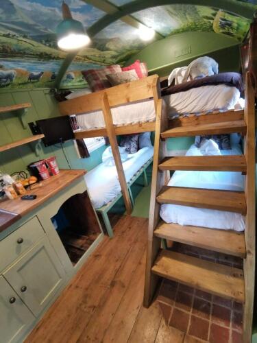 Stonehenge Inn & Shepherds Huts - Amesbury