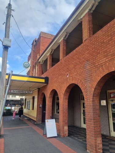Commercial Hotel Young - Young