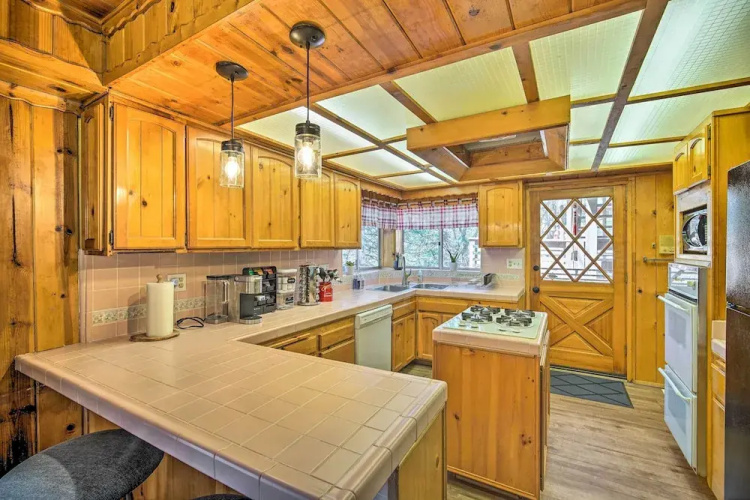 Running Springs Cabin W/ Large Deck + View! - Oak Glen, CA