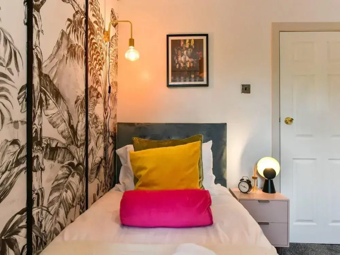 House - Sleeps Up To 9 & Free Parking - Cardiff