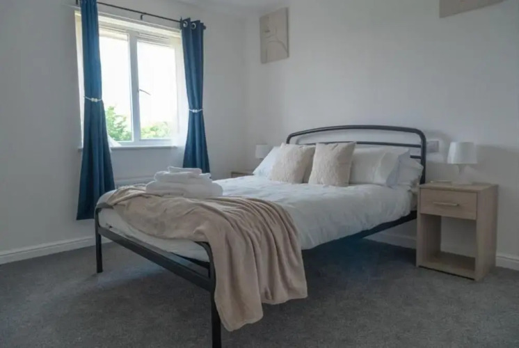 3 Bed-5 Guests-parking-garden - Corby