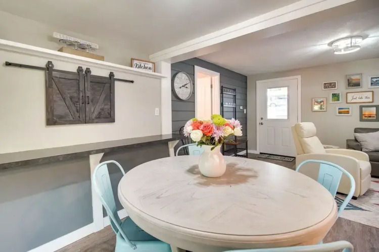 Deck + Dock Access: Lakefront Grove Cabin! - Grove, OK