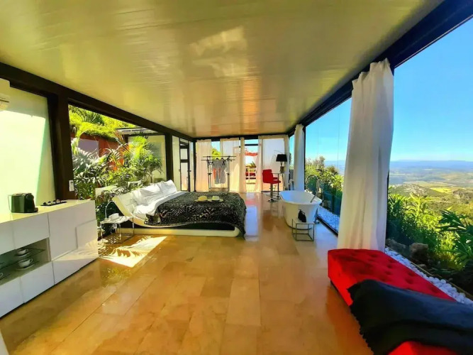 Stylish, Beautiful And Exotic Oleandro Glass Suite - Casares