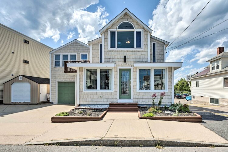 Sun-soaked Coastal Cottage W/ Deck + Walk To Beach - Old Orchard Beach, ME