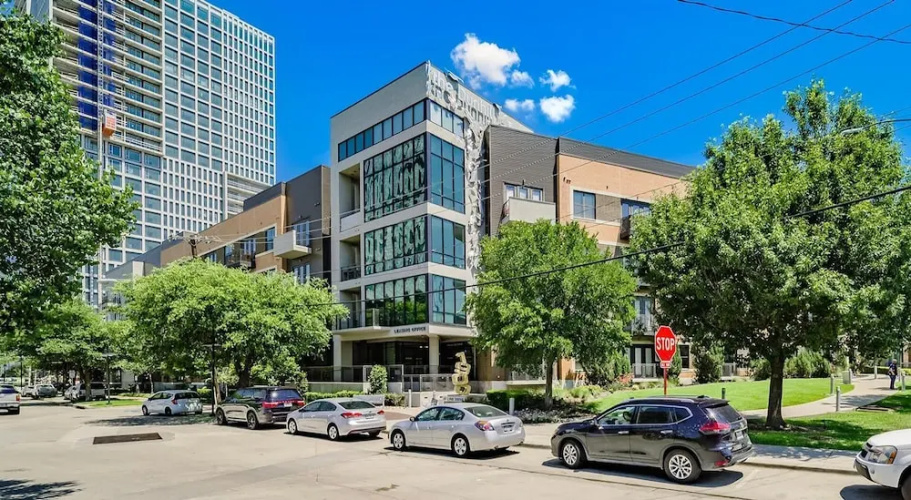 Landing Apartments Dallas Near Design District - Dallas
