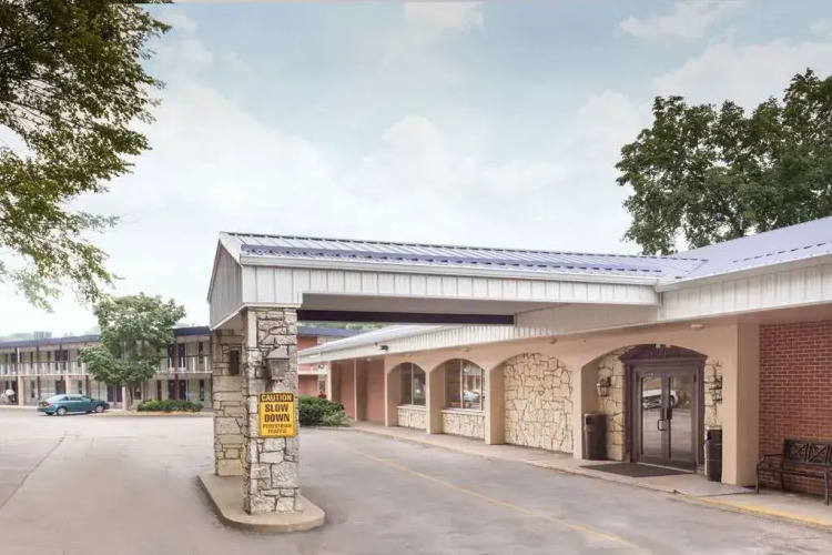 Days Inn Dubuque - Dubuque, IA