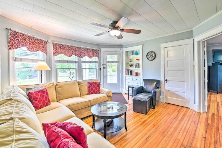 Cozy + Walkable Delmar Getaway W/ Fire Pit! - 올버니