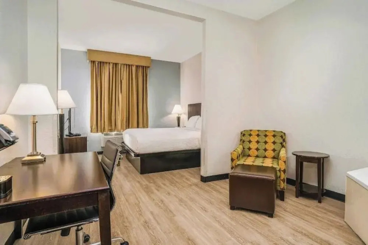 The Windstar Hotel - Near Emerald Isle - Emerald Isle, NC