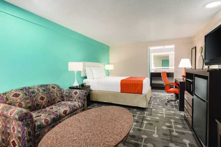 Dover Inn & Suites - Bolivar, OH