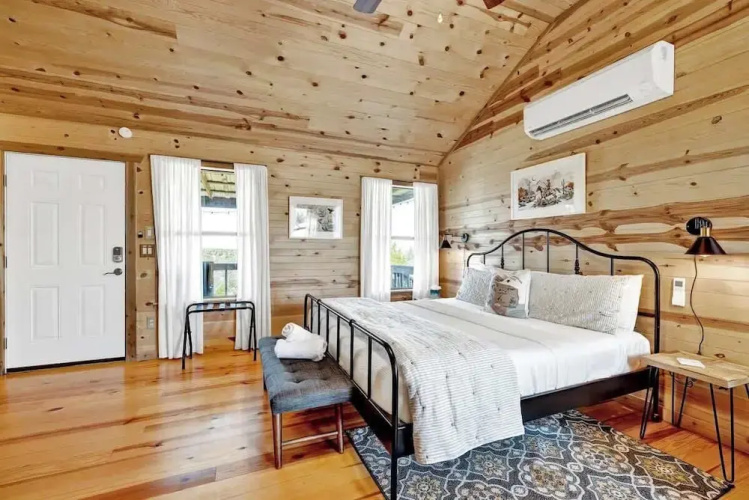 Rocky Ridge Cedar Cabin With Hot Tub & Amazing Views - Enchanted Rock State Natural Area, Fredericksburg