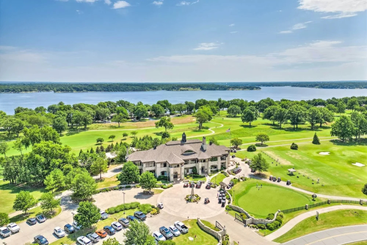 Balcony & Lake View: Modern Condo In Monkey Island - Grove, OK