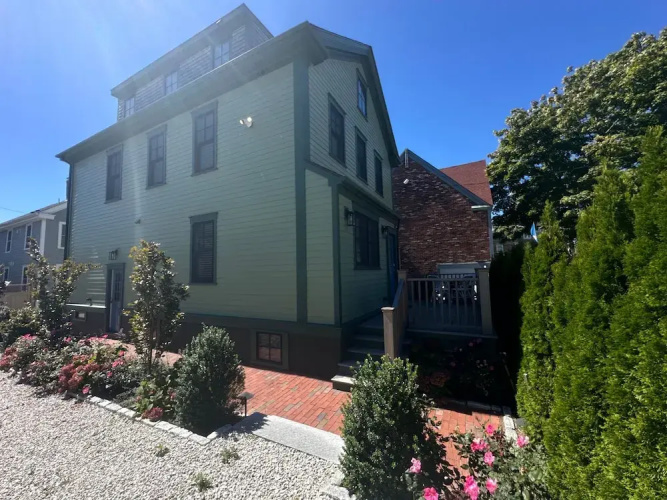 Prime Location Renovated House 6 Bed 4 Bath - 로드아일랜드