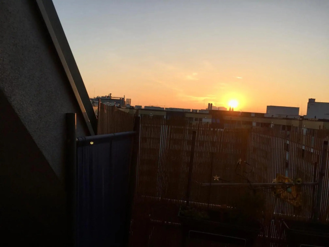 Dachgeschosswohnung Mit Kostenlosem Parkplatz ! - Vienna
