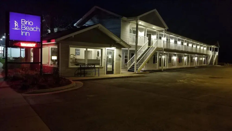 Brio Beach Inn - Traverse City, MI