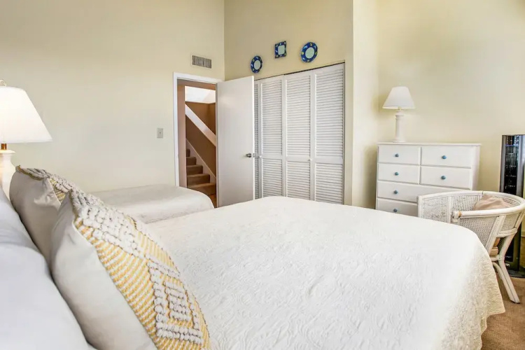 Ocean-view 4th-floor Condo With Balcony, Outdoor Pool & Central Ac - American Beach, FL