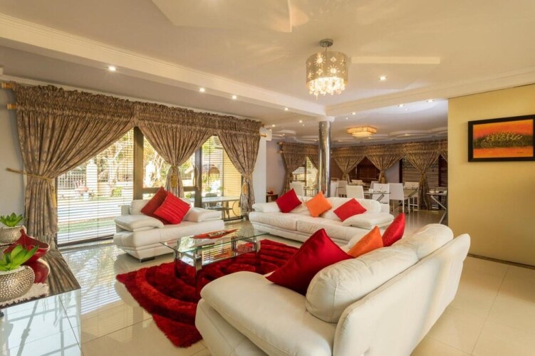 Room In Guest Room - Ezulwini Guest House - Queen Room With Balcony, Pool View & Jacuzzi In Balito - Dolphin Coast