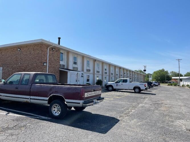 Regal 8 Inn & Suites - Lincoln, IL