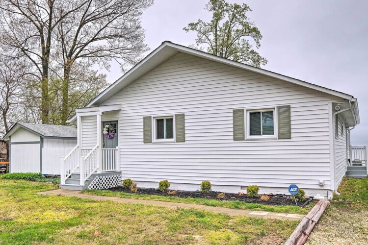 Waterfront Cottage W/ Private Beach + Deck! - Caledon State Park, King George