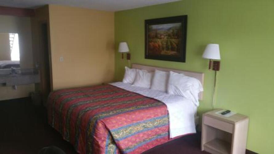 Economy Inn & Suites - Harrisburg, IL