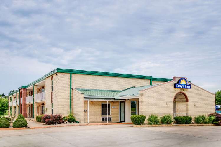 Days Inn By Wyndham Monett - Aurora, MO