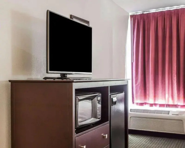 Econo Lodge Inn & Suites Outlet Village - Reading, PA