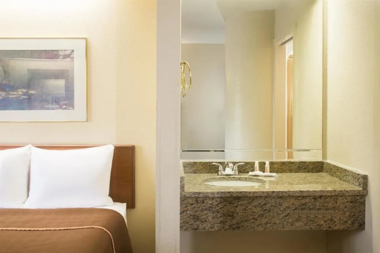Travelodge Fort Myers Airport - Fort Myers, FL