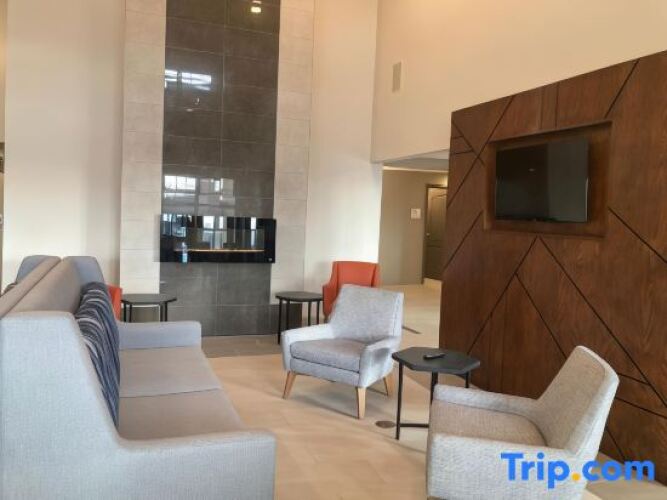 Holiday Inn Express & Suites Port Washington - Port Washington, WI