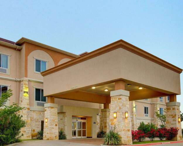 Comfort Inn And Suites Alvarado - Joshua, TX