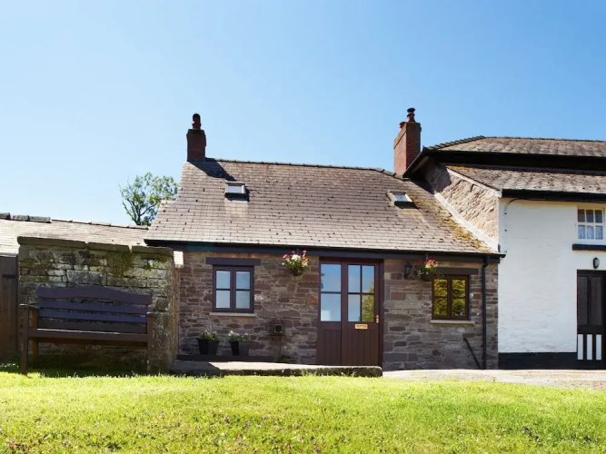 Cottage Near 16th Century Farm With Large Oak Beams & Wonderful Chimney - Brecon