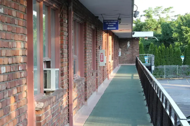 Tides Motor Inn At Stehli Beach - Greenwich, CT