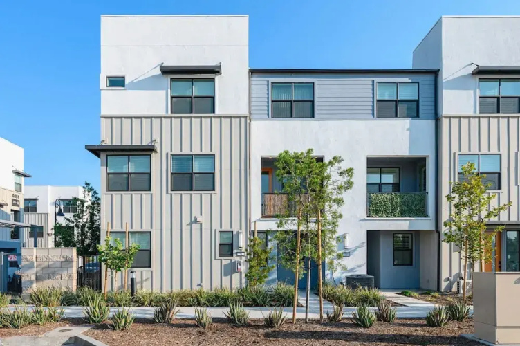 Chic Modern Retreat With Stunning Views - Rancho Cucamonga, CA