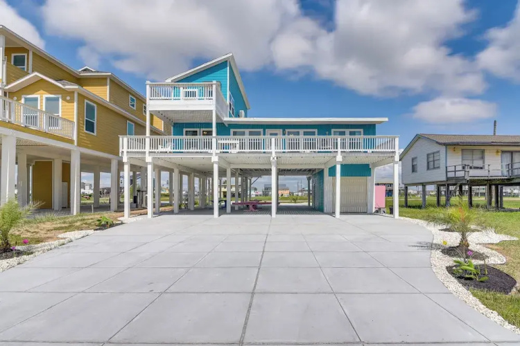 1 Mi To Ocean: Colorful Freeport Beach Rental! - Freeport, TX