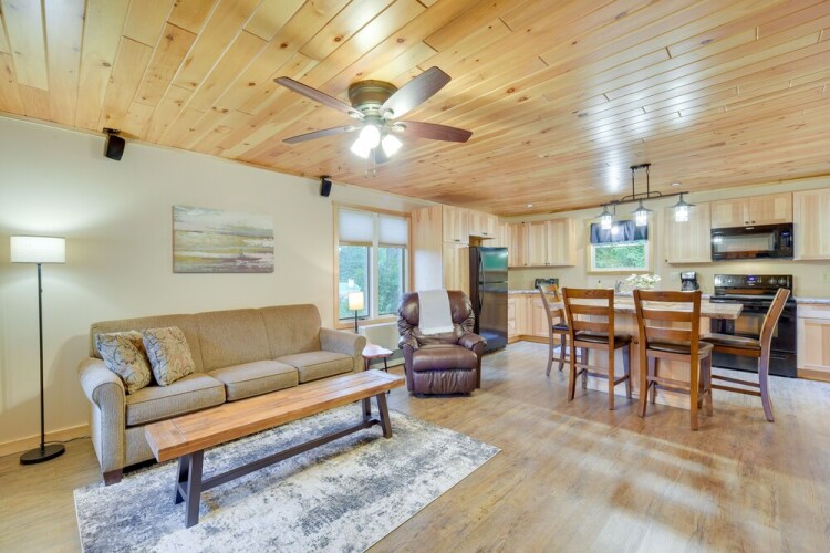 Secluded Cable Cabin Rental - Pet Friendly! - Mirror Lake, Drummond