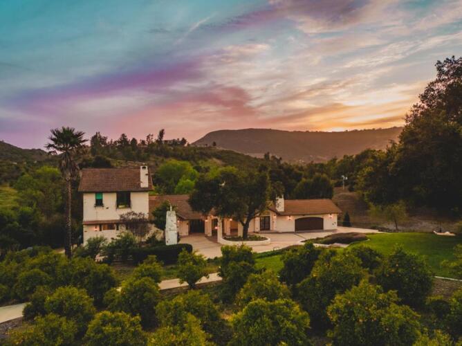 De Luz By Avantstay 5 Acre Estate W/ Lake, Pool & Hot Tub - マリエータ, CA
