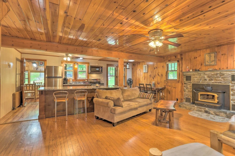 Steps To Lake: Tafton Cottage W/ Fire Pit & Grill - Lake Wallenpaupack, PA
