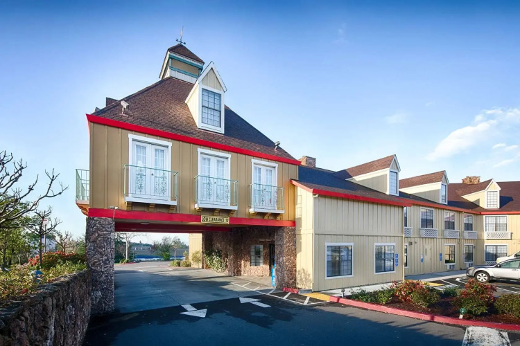 Red Lion Inn & Suites Auburn - Auburn, CA